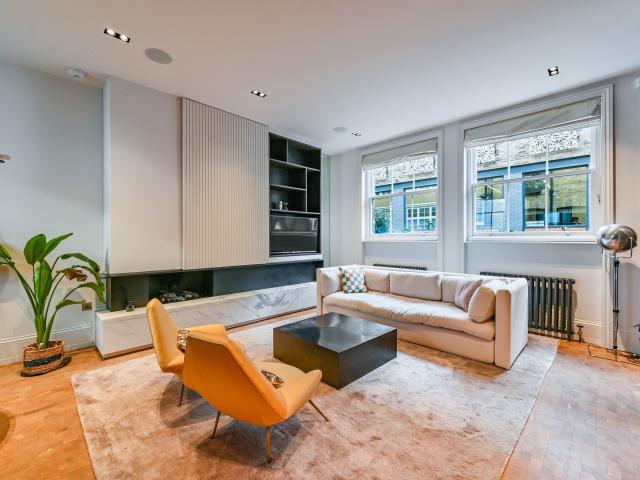 3 Bedrooms Mews for Rent in Bentinck Mews | Foxtons