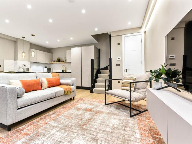 3 Bedrooms Mews for Rent in Rutland Mews | Foxtons