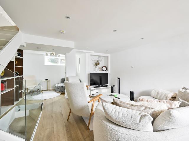 3 Bedrooms Mews for Rent in Walham Yard | Foxtons