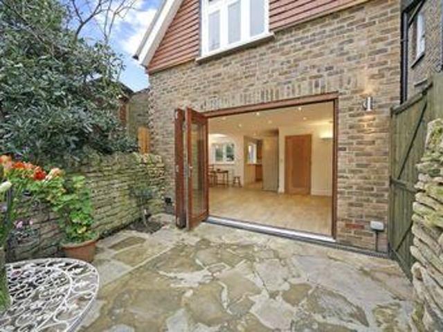 3 Bedrooms Mews house for rent in Flanchford Road, Wendell Park, London W12