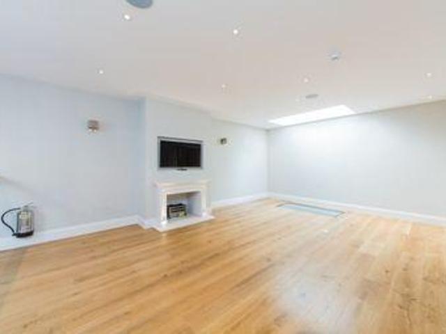 3 Bedrooms Mews house for rent in Roland Way, South Kensington SW7
