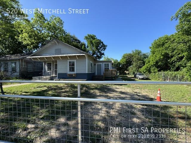3 bedrooms and 3 bathrooms house available for move in!