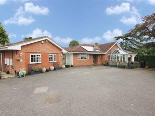 3 Bedrooms Bungalow for rent in Kingsend, Ruislip HA4