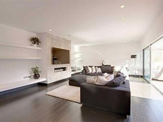3 Bedrooms Bungalow for rent in The Drive, Brookmans Park, Hertfordshire AL9