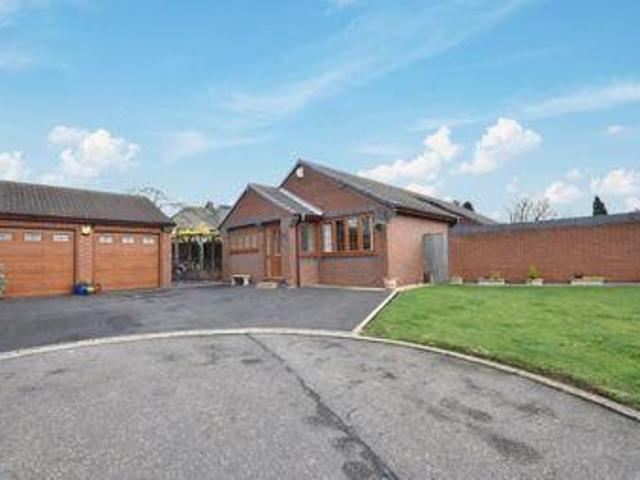3 Bedrooms Bungalow for sale in Nelson Croft, Garforth, Leeds LS25