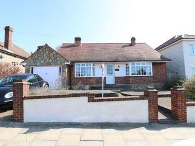 3 Bedrooms Bungalow for sale in Avelon Road, Romford RM5