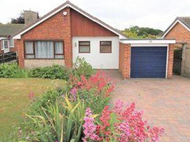 3 Bedrooms Bungalow for sale in Cumberland Drive, Barnsley, South Yorkshire S71