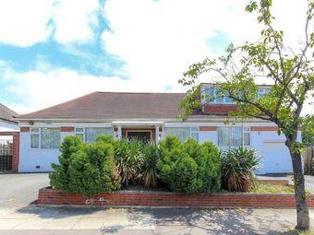 3 Bedrooms Bungalow for sale in Highview Avenue, Edgware HA8