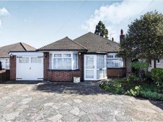 3 Bedrooms Bungalow for sale in Lee Gardens Avenue, Hornchurch RM11