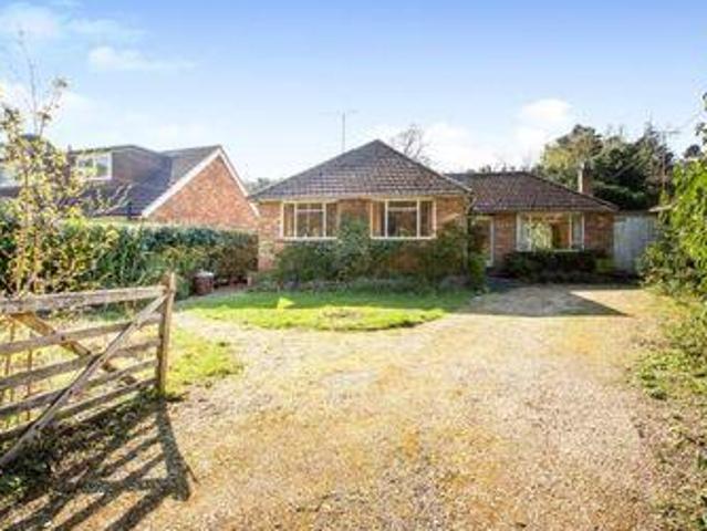 3 Bedrooms Bungalow for sale in Lightwater, Surrey, United Kingdom GU18