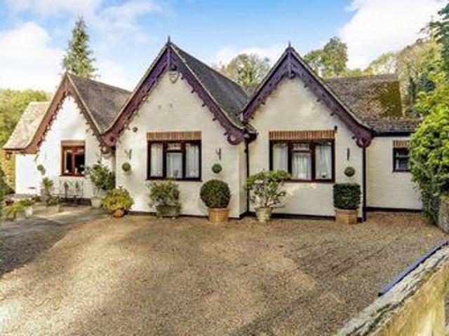 3 Bedrooms Bungalow for sale in Welcomes Road, Kenley, Surrey CR8