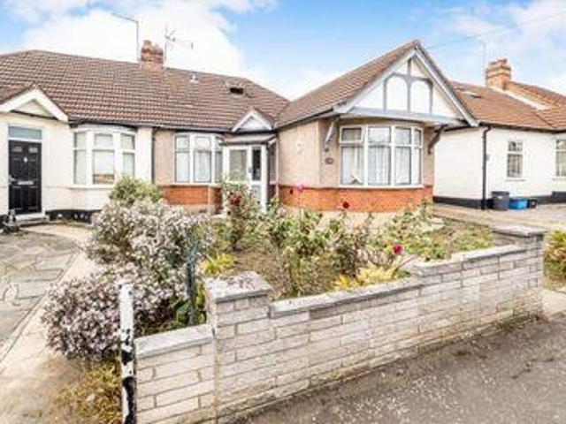 3 Bedrooms Bungalow for sale in Woodford, Green, Essex IG8