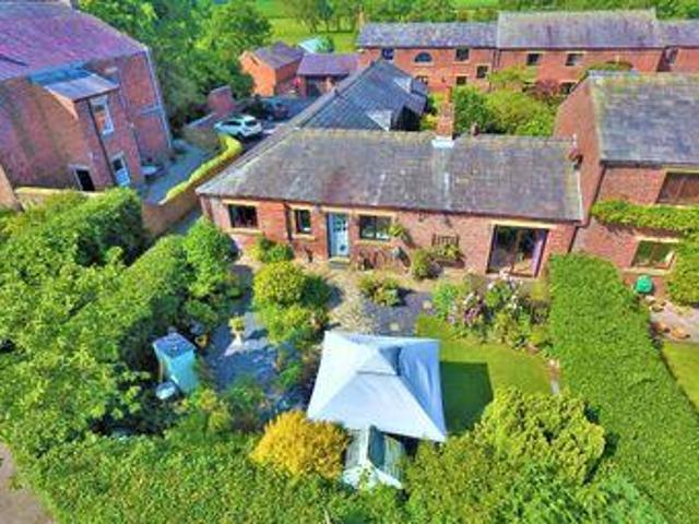 3 Bedrooms Barn conversion for sale in Meadow Court, Blue Moor, Treales, Preston, Lancashire PR4