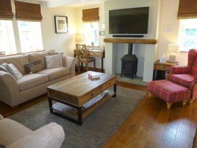 3 Bedrooms Cottage for sale in Marple Road, Charlesworth, Glossop SK13