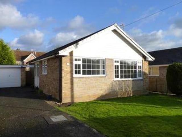 3 Bedrooms Detached bungalow for rent in Wayside Walk, Harrogate HG2