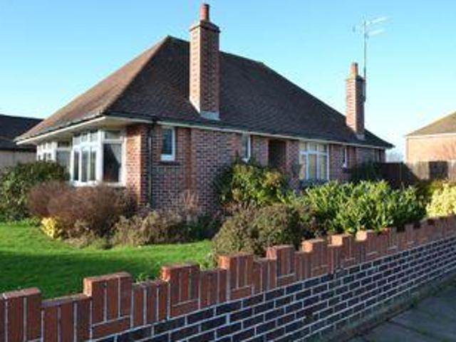 3 Bedrooms Detached bungalow for rent in Wiston Avenue, Worthing BN14