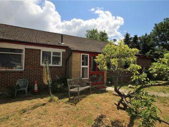 3 Bedrooms Detached bungalow for sale in Norbury Crescent, London SW16