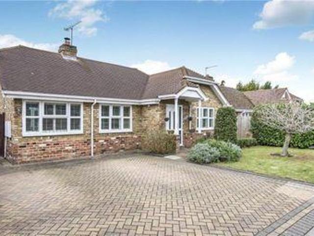 3 Bedrooms Detached bungalow for sale in Almond Close, Windsor, Berkshire SL4