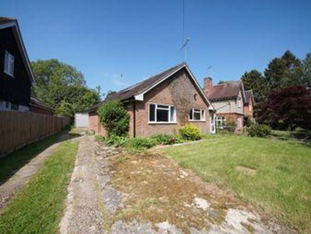 3 Bedrooms Detached bungalow for sale in Blackstock Lane, Nately Scures, Hook RG27