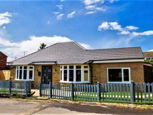 3 Bedrooms Detached bungalow for sale in Boundary Road, Dewsbury WF13