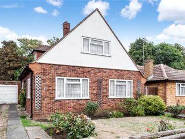 3 Bedrooms Detached bungalow for sale in Chaseside Gardens, Chertsey, Surrey KT16