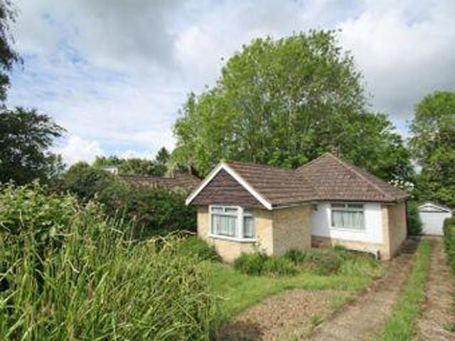 3 Bedrooms Detached bungalow for sale in Envis Way, Fairlands, Guildford GU3