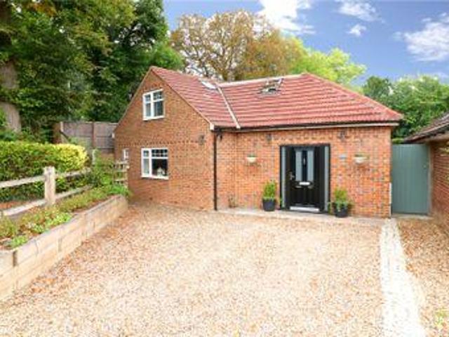 3 Bedrooms Detached bungalow for sale in Hempstead Road, Kings Langley WD4
