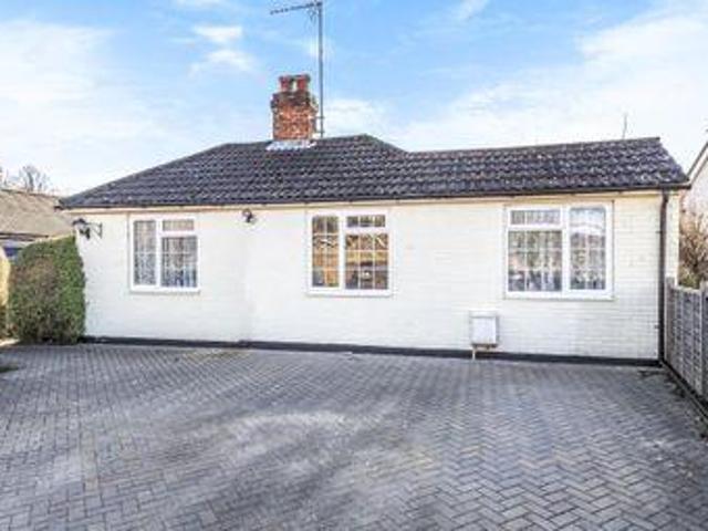3 Bedrooms Detached bungalow for sale in Lightwater, Surrey GU18