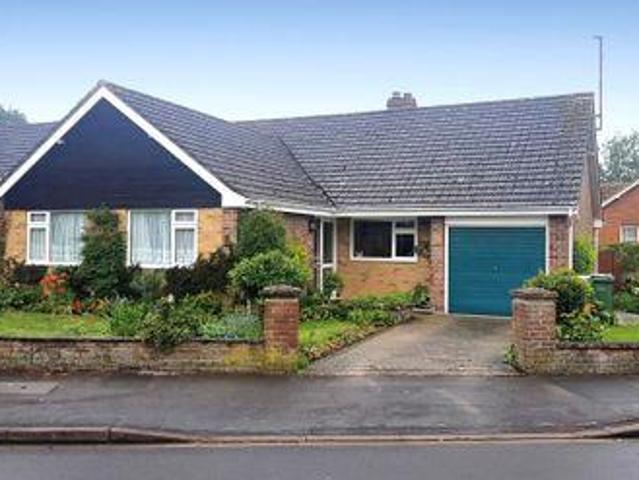 3 Bedrooms Detached bungalow for sale in Pear Tree Lane, Newbury RG14