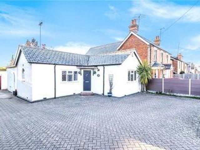 3 Bedrooms Detached bungalow for sale in Pinewood Avenue, Crowthorne, Berkshire RG45