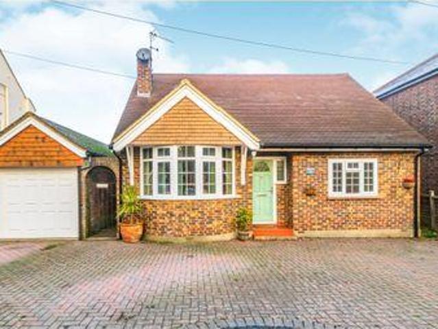 3 Bedrooms Detached bungalow for sale in Povey Cross Road, Hookwood, Horley RH6