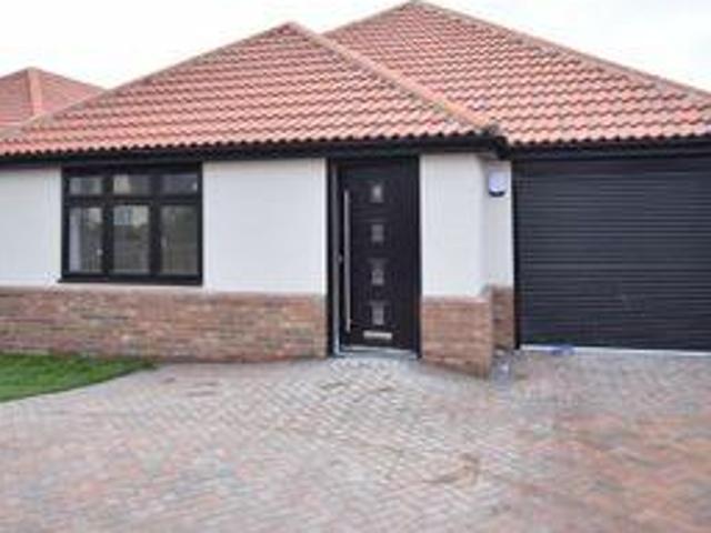 3 Bedrooms Detached bungalow for sale in St. Johns Road, Clacton On Sea CO16