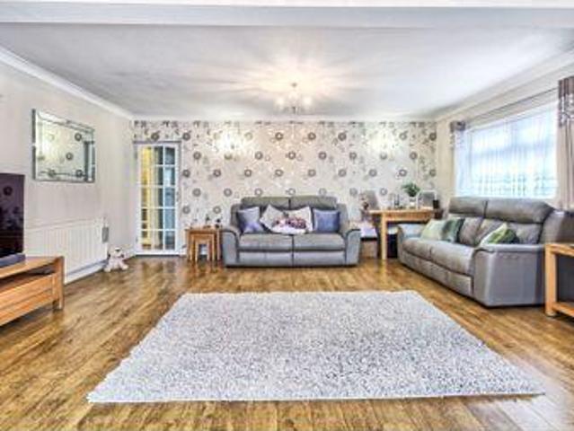 3 Bedrooms Detached bungalow for sale in Stanley Road North, Rainham RM13