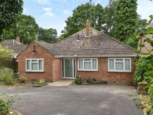 3 Bedrooms Detached bungalow for sale in School Hill, Sandhurst, Berkshire GU47