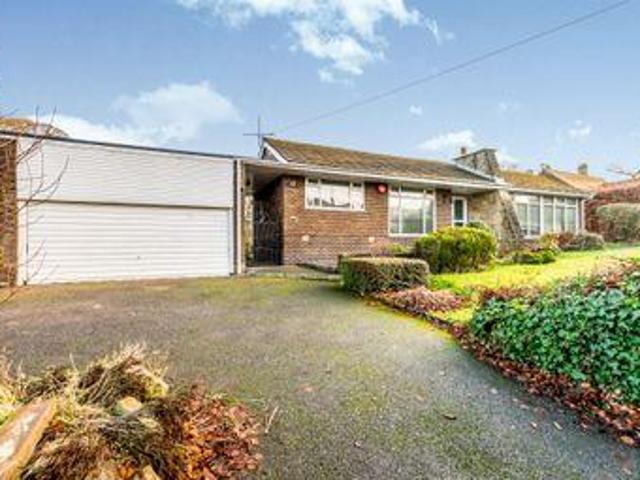 3 Bedrooms Detached bungalow for sale in Springwood Road, Thongsbridge, Holmfirth HD9