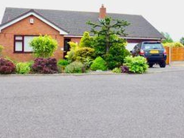 3 Bedrooms Detached bungalow for sale in Upper Green Avenue, Tingley, Wakefield WF3