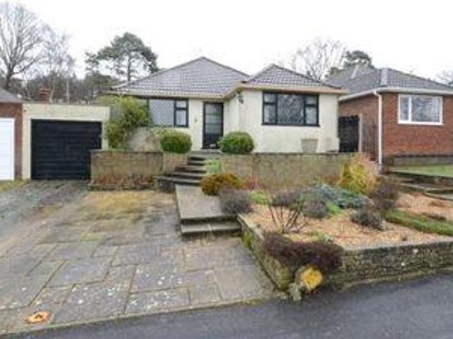 3 Bedrooms Detached bungalow for sale in Velmead Close, Fleet, Hampshire GU52