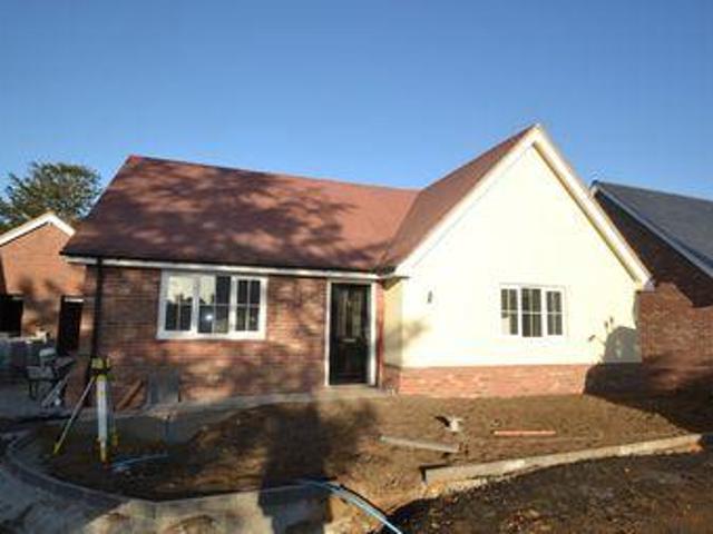 3 Bedrooms Detached bungalow for sale in Wyndham Crescent, Clacton On Sea CO15