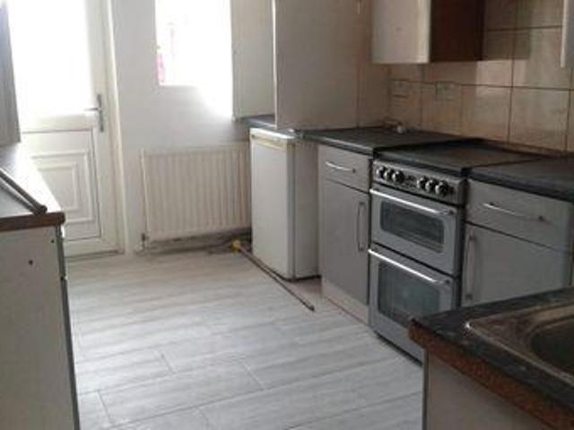 3 Bedrooms Detached house for rent in Bastable Avenue, Barking IG11