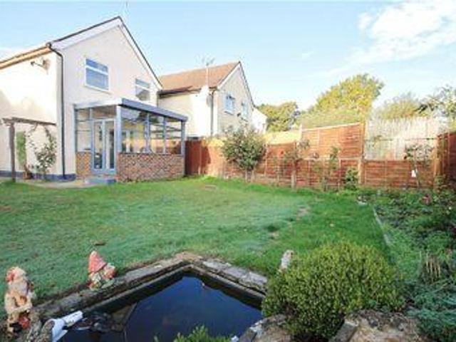 3 Bedrooms Detached house for rent in Beverley Close, Addlestone, Surrey KT15
