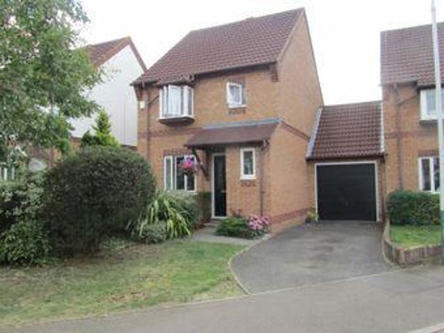 3 Bedrooms Detached house for rent in Cavell Crescent, Harold Wood, Romford RM3