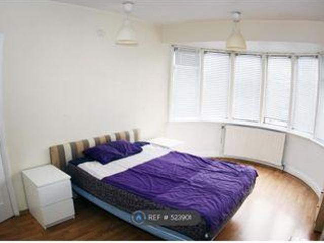 3 Bedrooms Detached house for rent in Colin Crescent, London NW9