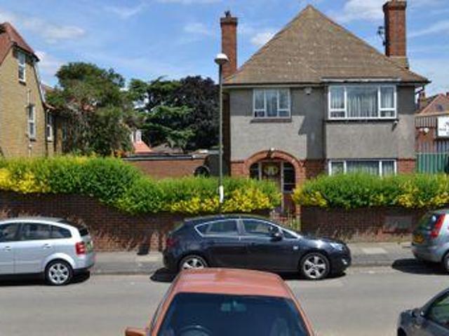 3 Bedrooms Detached house for rent in Commonside East, Mitcham, Surrey CR4
