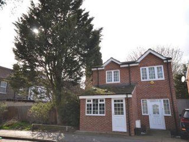 3 Bedrooms Detached house for rent in Express Drive, Goodmayes, Ilford IG3