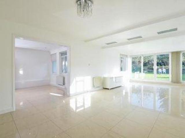 3 Bedrooms Detached house for rent in Fairholme Gardens, London N3
