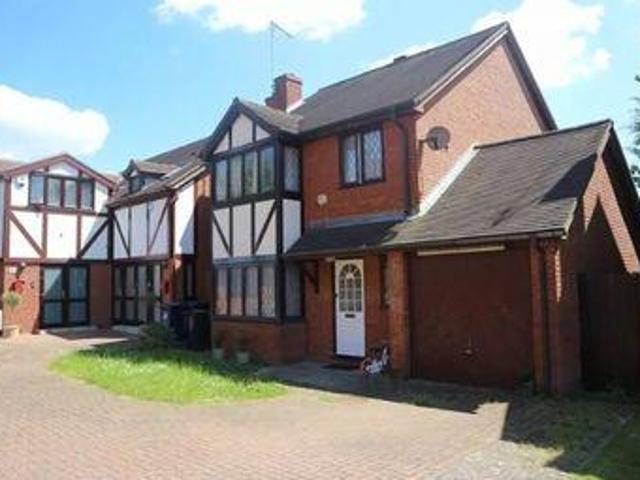 3 Bedrooms Detached house for rent in Groveside Close, West Acton, London W3