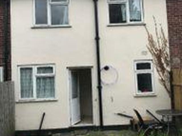 3 Bedrooms Detached house for rent in Hedgemans Road, Dagenham, Essex RM9
