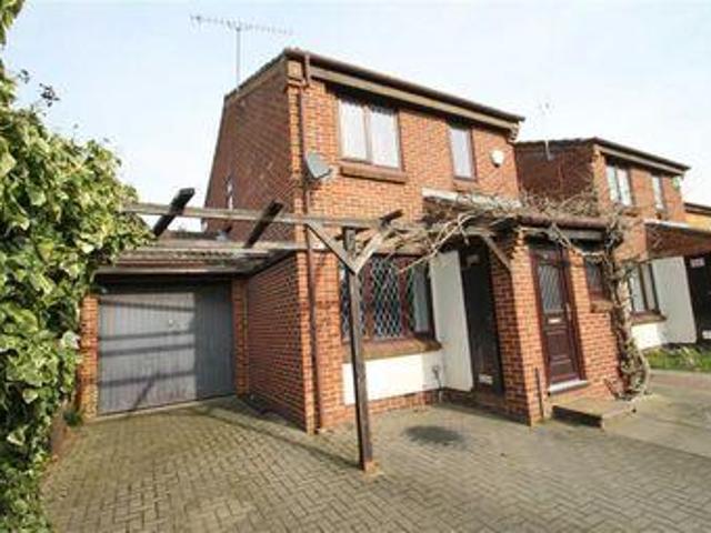3 Bedrooms Detached house for rent in Lovibonds Avenue, West Drayton, Middlesex UB7