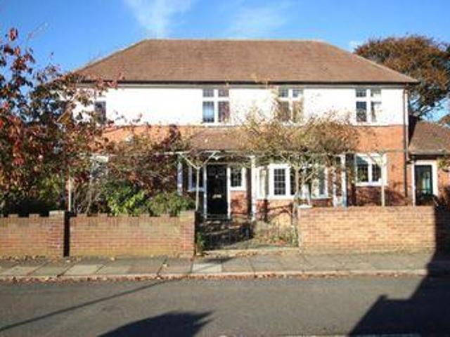 3 Bedrooms Detached house for rent in Phillpotts Avenue, Bedford MK40