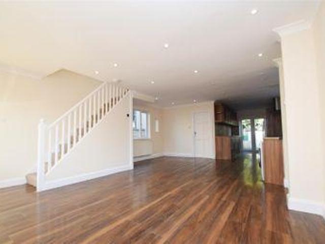 3 Bedrooms Detached house for rent in Swan Road, West Drayton UB7